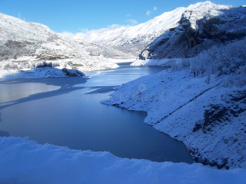 Lago congelado foto de archivo. Imagen de senderismo - 57285144