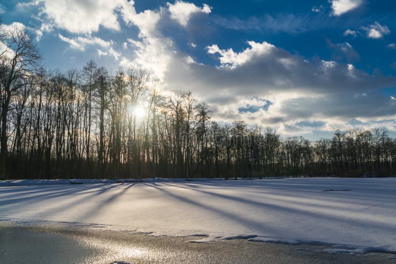 Lago congelado foto de archivo. Imagen de reflexiones - 88026866