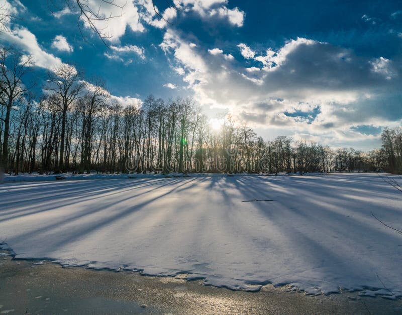 Lago Congelado Que Derrete-se Foto de Stock - Imagem de costa, campo ...