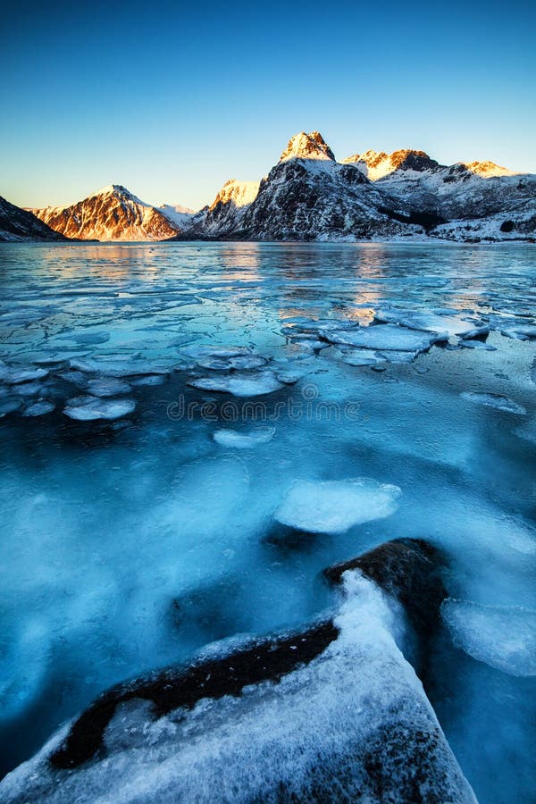 Lago congelado azul foto de stock. Imagem de gelo, branco - 123097138
