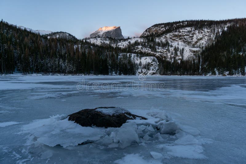 Lago Congelado Bear - Rocky Mountain National Park Imagen de archivo ...