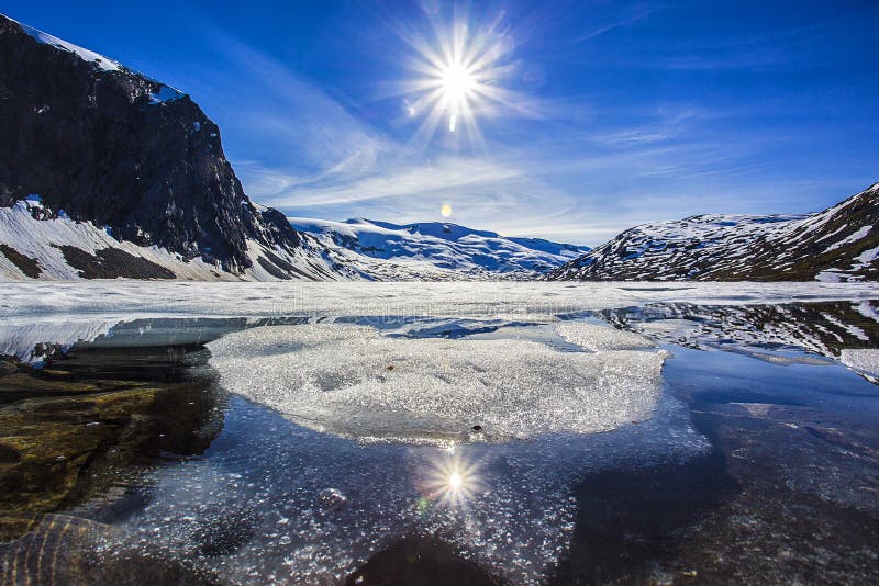 Lago Congelado Djupvatnet, Noruega Foto de archivo - Imagen de camino ...