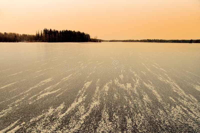 Lago Congelado Teniendo En Cuenta Una Tarde Imagen de archivo - Imagen ...