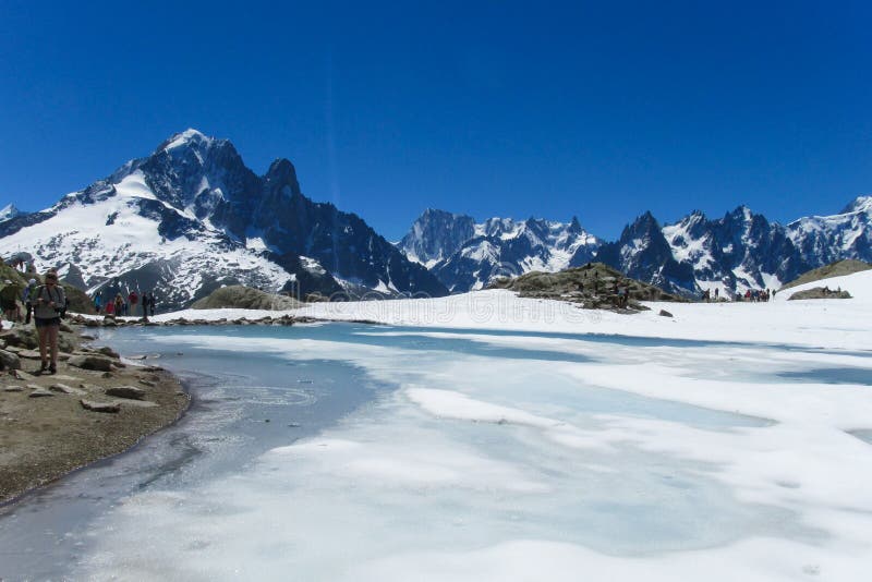 Lago Congelato Del Ghiaccio a Chamonix-Mont-Blanc Fotografia Editoriale ...