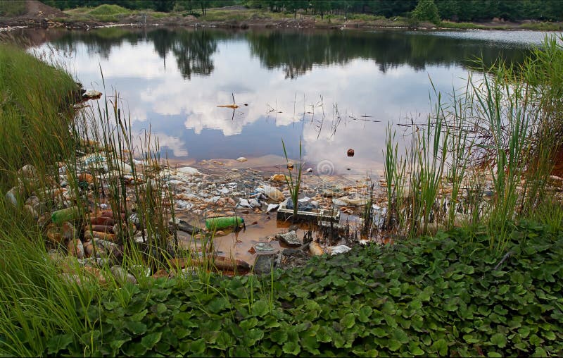 Lago contaminado foto de archivo. Imagen de vaciado, verde - 44370526