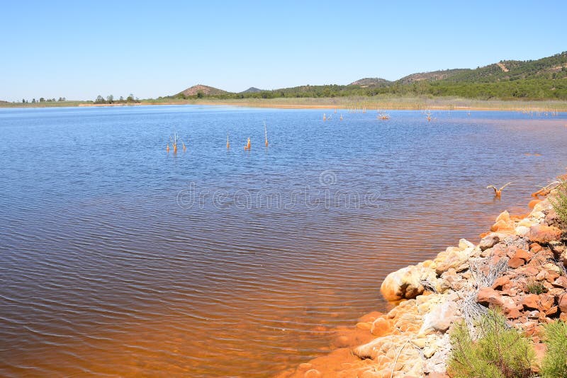 Lago contaminado rojo imagen de archivo. Imagen de contaminado - 120280315