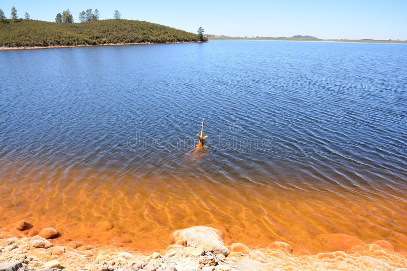 Lago contaminado rojo imagen de archivo. Imagen de azul - 130923121