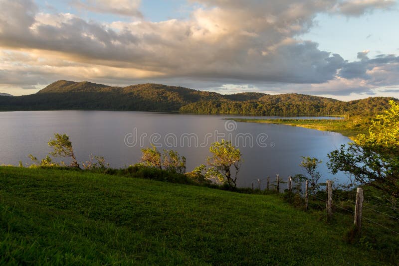 Lago Cote, Costa Rica imagen de archivo. Imagen de herboso - 104806787