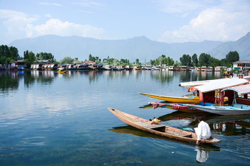 Gente Locale Del Kashmir Nel Lago Dal, Srinagar, India Immagine ...