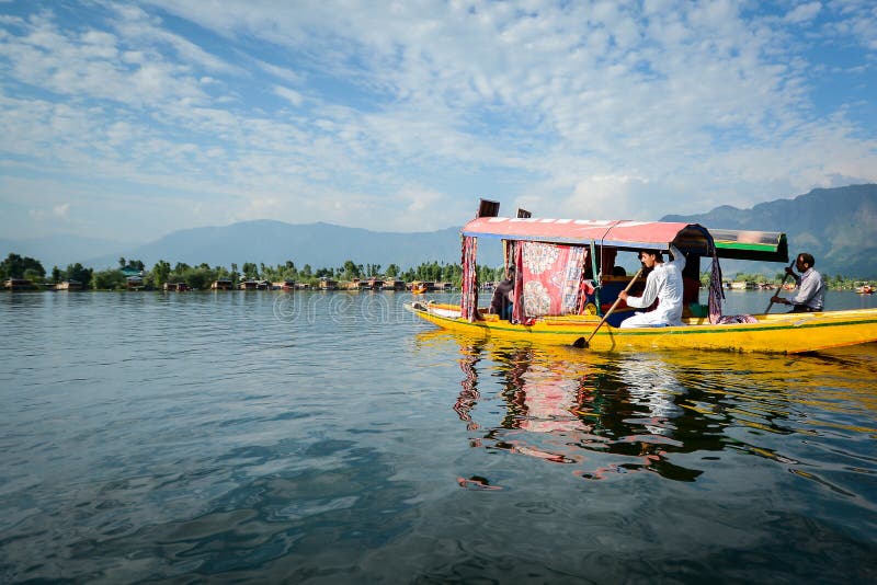 Lago Dal a Srinagar, Kashmir, India Immagine Stock Editoriale ...