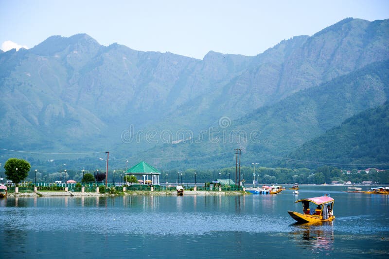 Gente Locale Del Kashmir Nel Lago Dal, Srinagar, India Immagine ...