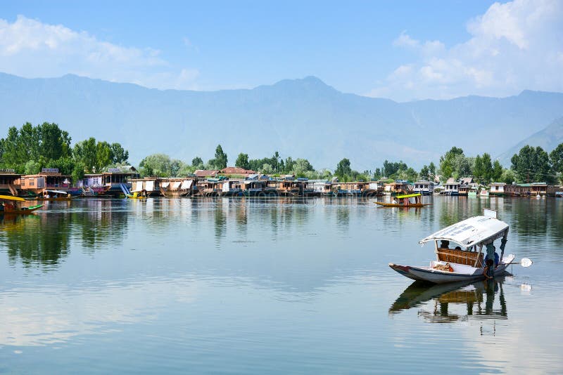 Lago Dal a Srinagar, Kashmir, India Immagine Stock Editoriale ...