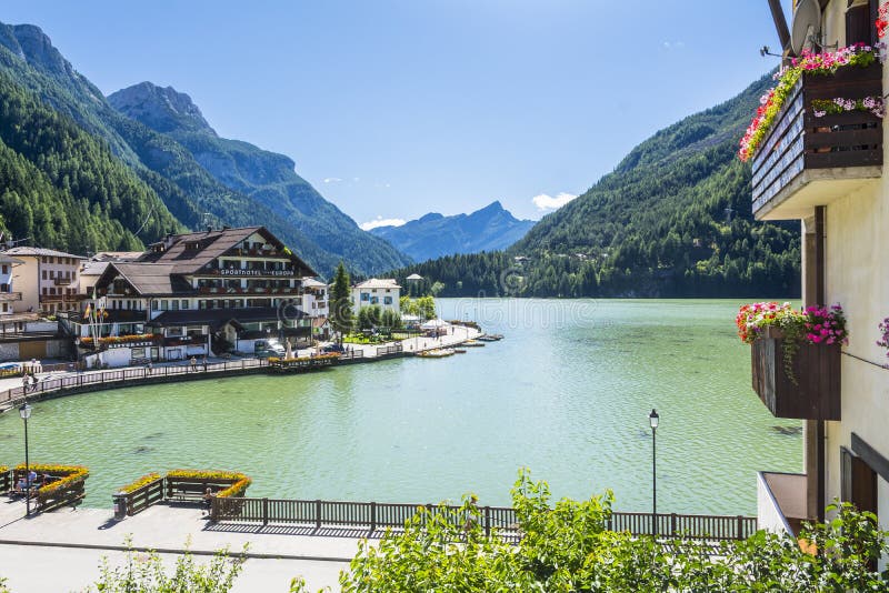 El Pueblo Y El Lago Alleghe Imagen de archivo - Imagen de panorama ...