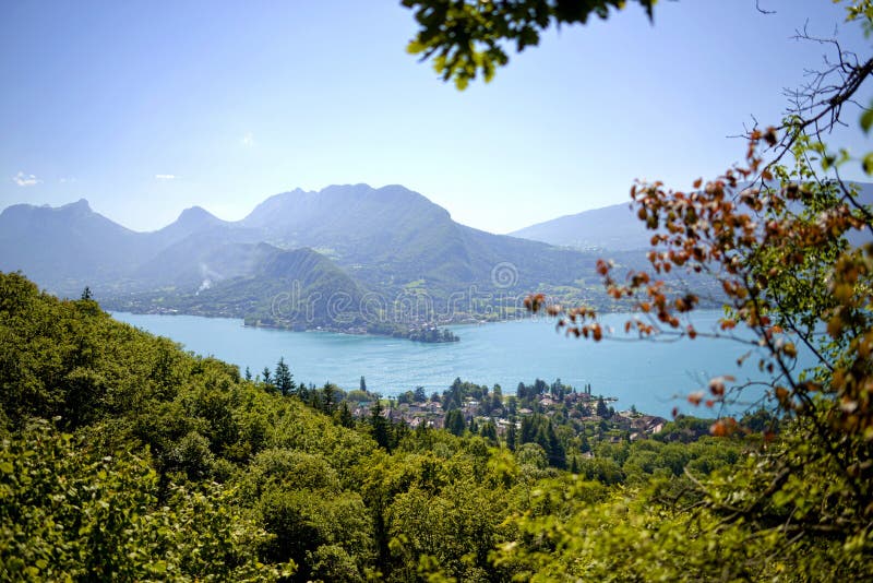 Lago de Annecy imagen de archivo. Imagen de verano, lago - 33715703