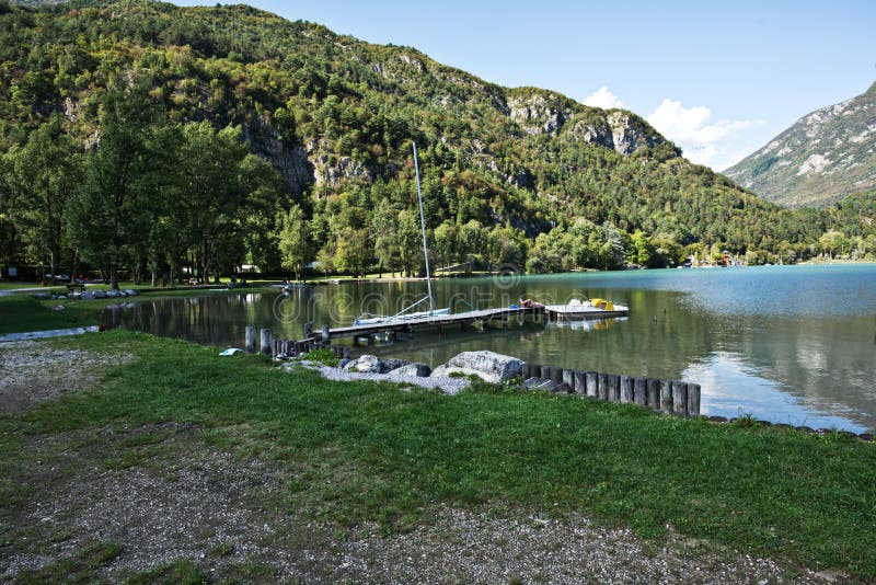 Lago de Cavazzo, Italia foto de archivo. Imagen de exterior - 127938074