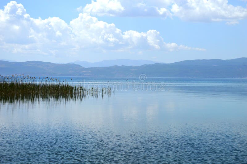 Lago De Color Azul Al Atardecer Foto de archivo - Imagen de cubo, color ...