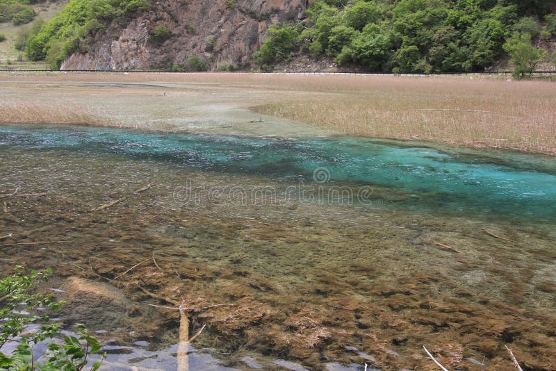 Lago de lámina foto de archivo. Imagen de agua, azul, calma - 5167236