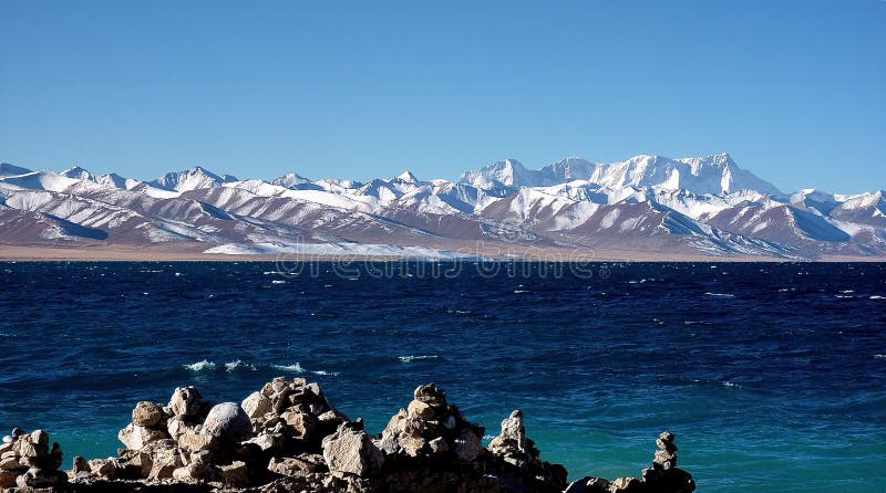 LAGO DE NAMTSO. TIBET CENTRAL. Imagem de Stock - Imagem de céus, rochas ...