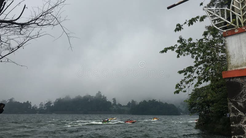 Lago De Nevoeiro Em Mid Java Indonenisa Imagem de Stock - Imagem de ...