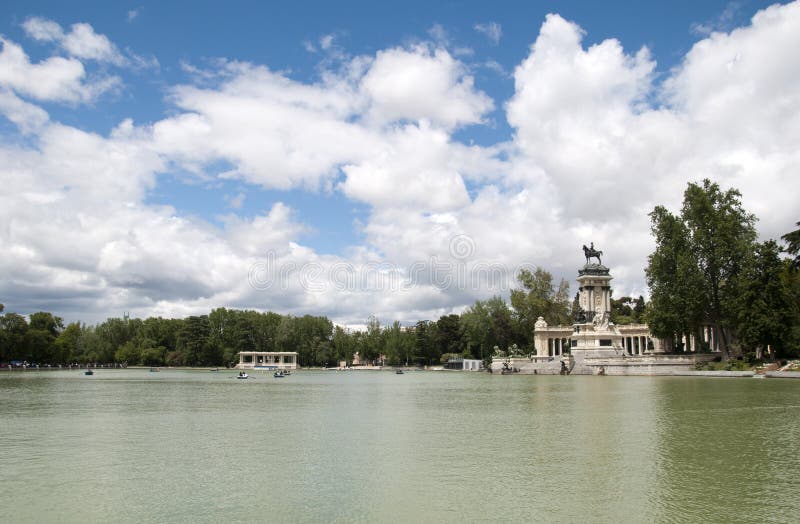 Lago de Parque del Retiro imagen de archivo. Imagen de madrid - 32723883