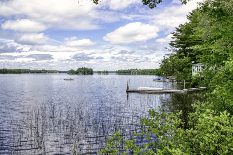 Lago De Verano Con Muelle Y Nubes Imagen de archivo - Imagen de muelle ...