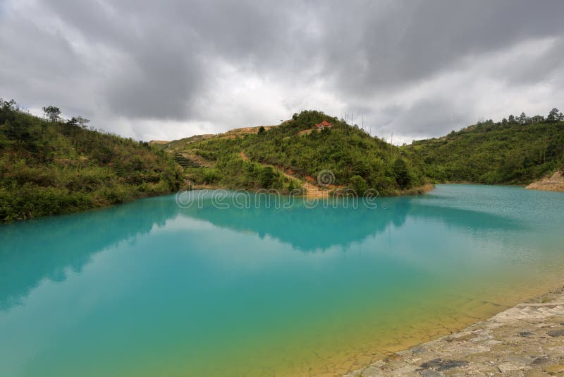 Lago Del Color De Qicaichi Siete Imagen de archivo - Imagen de ...