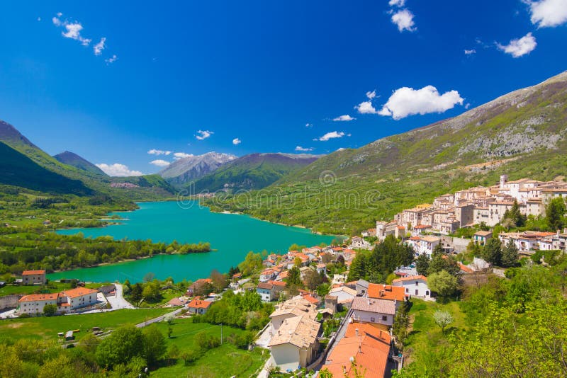 Imponente Villaggio Barrea E Lago Abruzzo Italia. Fotografia Stock ...