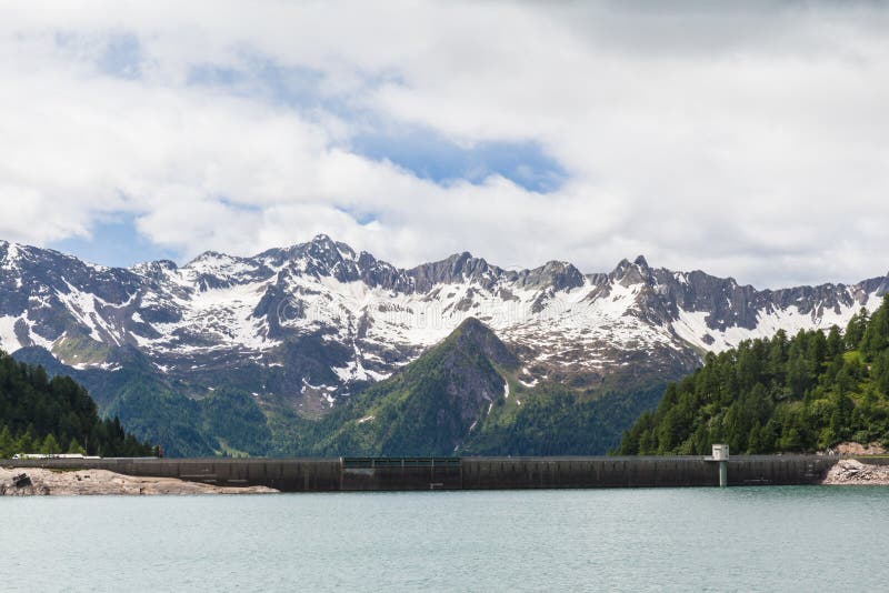 Lago Di Ritom E La Diga Nel Ticino, Svizzera Immagine Stock - Immagine ...