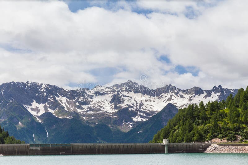 Lago Di Ritom E La Diga Nel Ticino, Svizzera Fotografia Stock ...