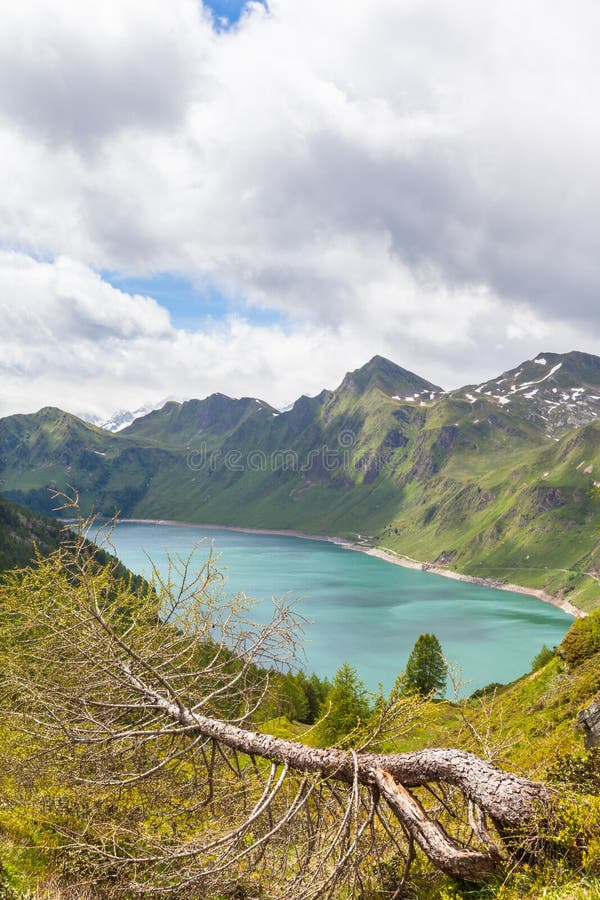 Lago Di Ritom E La Diga Nel Ticino, Svizzera Immagine Stock - Immagine ...