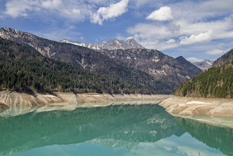 Lago di Sauris dans Friuli photo stock. Image du waters - 91876104
