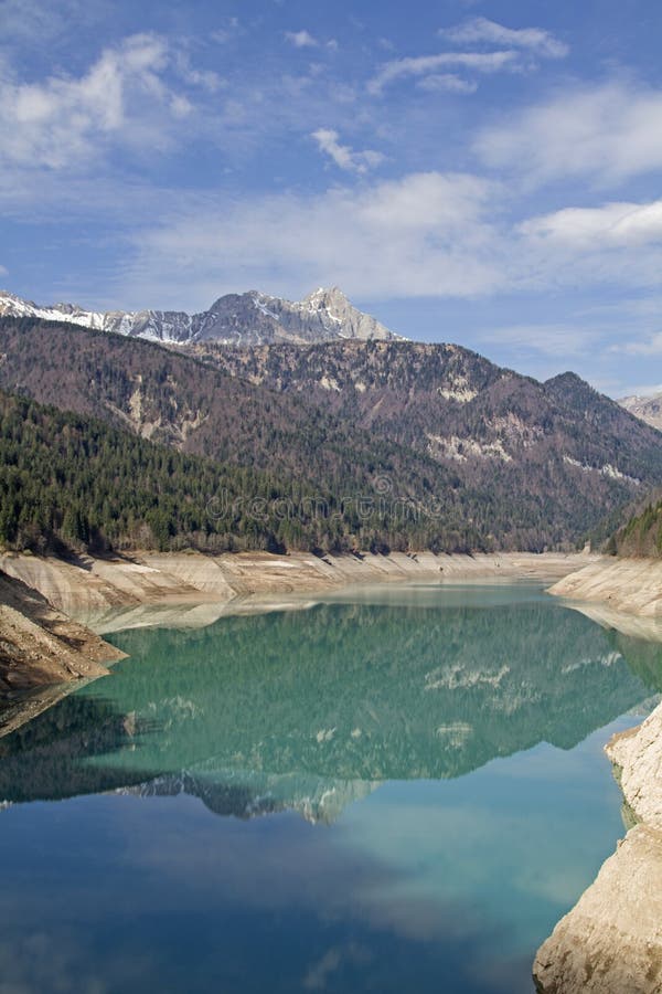 Lago di Sauris dans Friuli photo stock. Image du waters - 91876104