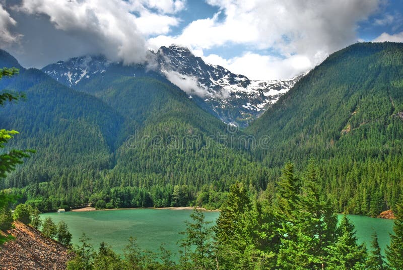 Reservorio Del Lago Diablo En El Parque Nacional De Cascadas Del Norte ...