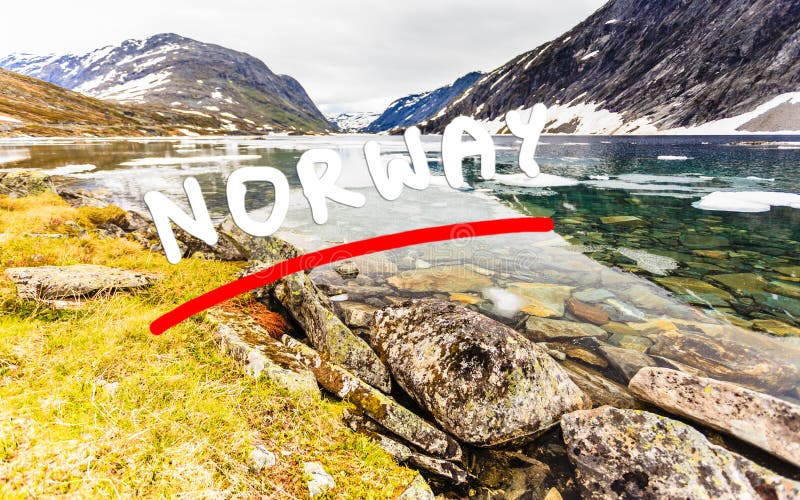 Lago Djupvatnet, Noruega foto de archivo. Imagen de noruego - 100923774