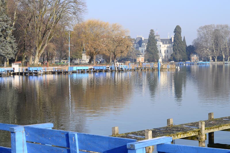 Lago e cidade Annecy foto de stock. Imagem de paisagem - 37350358
