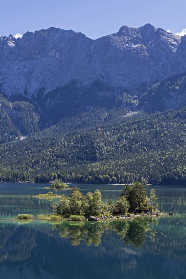 Lago Eibsee imagem de stock. Imagem de romântico, azul - 38526729