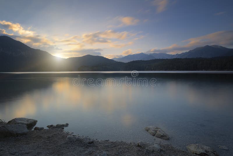 Lago Eibsee En Baviera, Alemania Con Mountain View Foto de archivo ...