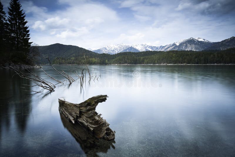 Lago Eibsee En Baviera, Alemania Con Mountain View Foto de archivo ...