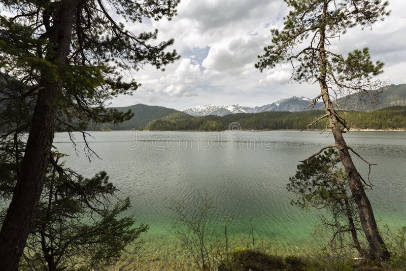 Lago Eibsee En Baviera, Alemania Con Mountain View Foto de archivo ...