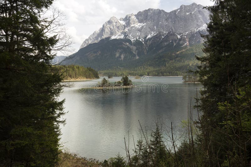 Lago Eibsee En Baviera, Alemania Con Mountain View Foto de archivo ...