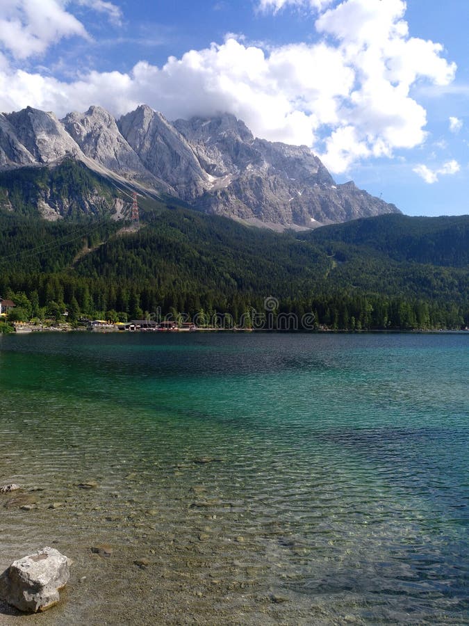Lago Eibsee Hermoso En Alemania Foto de archivo - Imagen de : 159017010