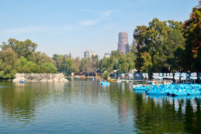 Lago En El Parque De Chapultepec En Ciudad De México Imagen de archivo ...