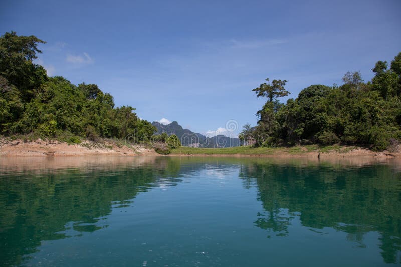Lago en la selva imagen de archivo. Imagen de hermoso - 77483919