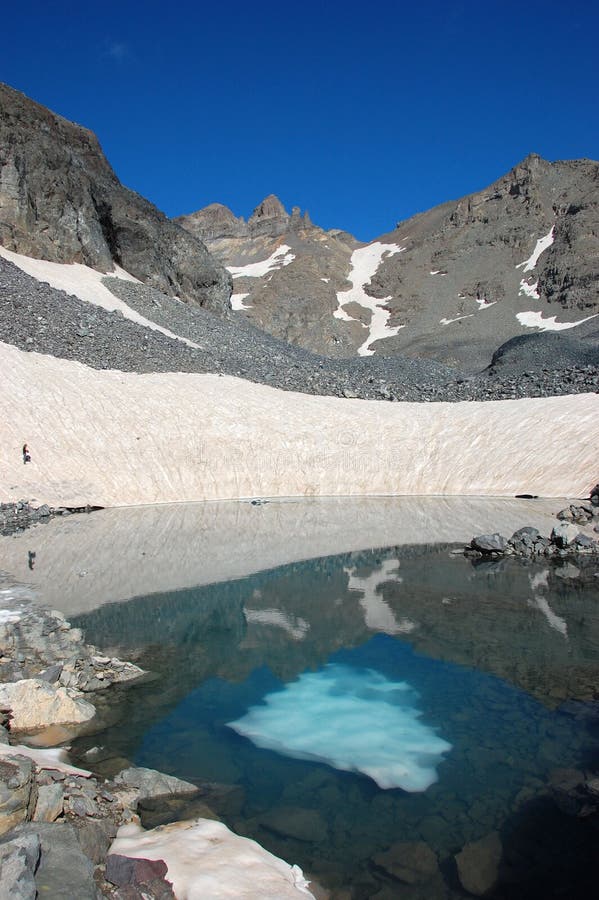 Lago en montañas con nieve imagen de archivo. Imagen de alza - 12511769