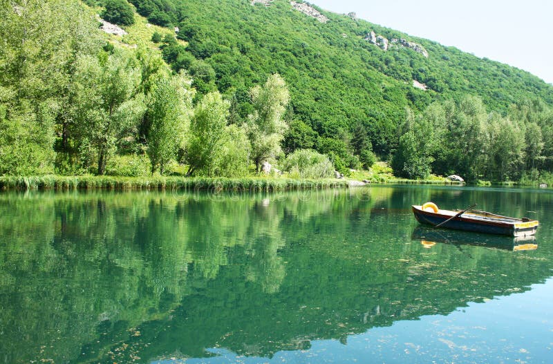Lago en parque imagen de archivo. Imagen de ciudad, roca - 27027369