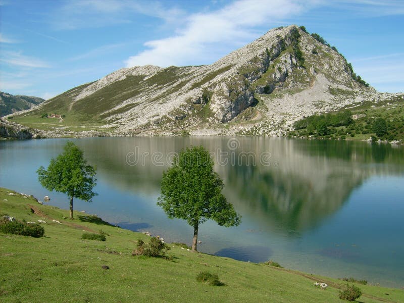 Lago Enol imagem de stock. Imagem de céu, montanhas, exterior - 12763179