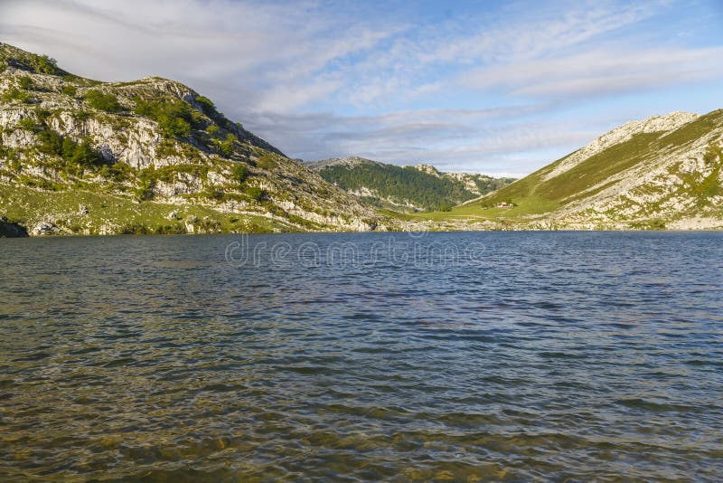 Lago Enol foto de archivo. Imagen de travieso, roca, colina - 31843964