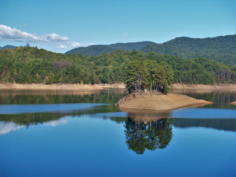 Lago Fontana immagine stock. Immagine di cresta, nave - 101364971