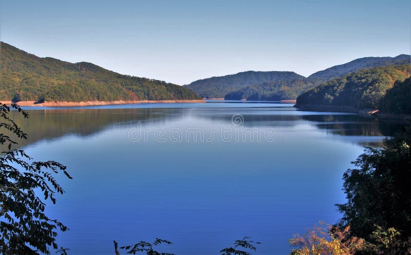 Lago Fontana imagen de archivo. Imagen de cielo, nubes - 101366105