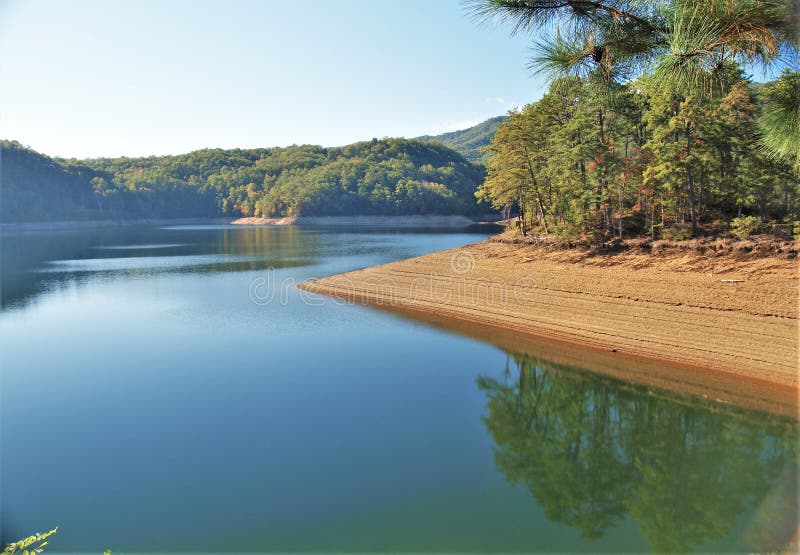 Lago y presa Fontana foto de archivo. Imagen de paisaje - 107580554